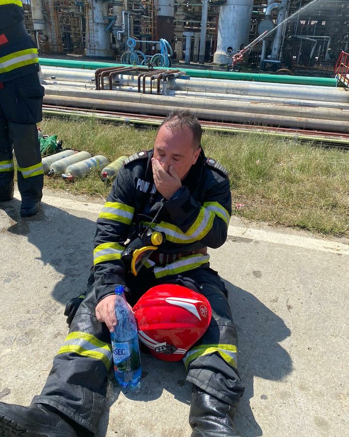 Imagini copleșitoare cu pompieri, după stingerea incendiului de la ...